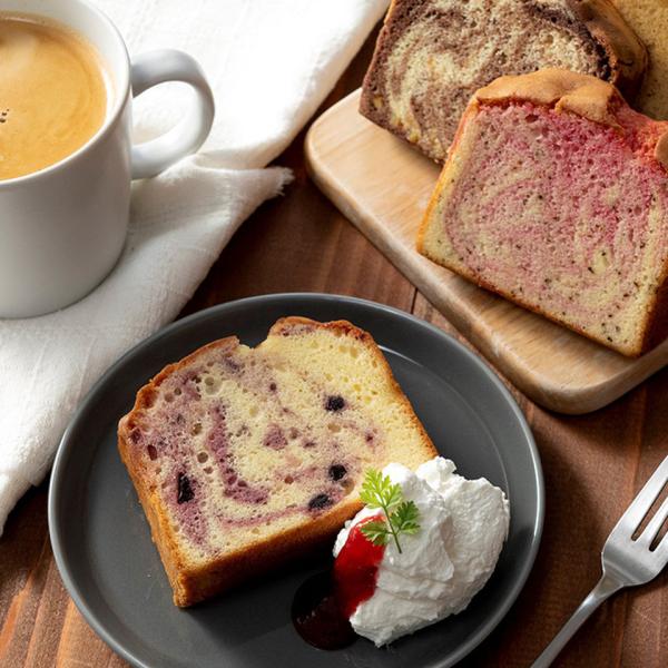 フルーツを混ぜ込んだ大きなしっとりパウンドケーキです。ずっしりとしたサイズ感ですが、ふんわり軽い食感で意外にぺろりと食べられます。朝食代わりやデザートにも。フルーツとフレーバーが組み合わさったそれぞれの味わいをお楽しみください。●内容：オレ...