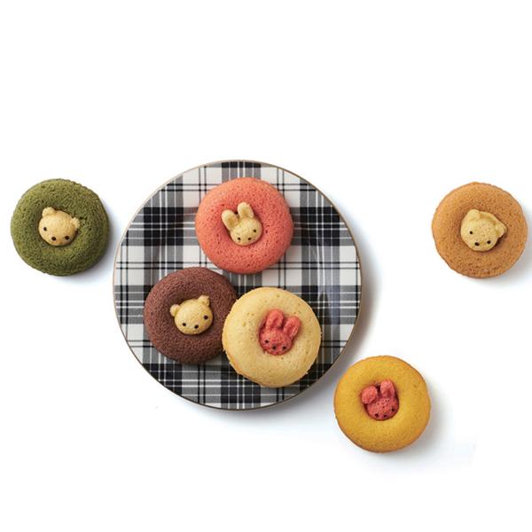 焼菓子専門工房で作る国産小麦100％の焼きドーナツ。真ん中から動物たちがひょっこり顔を出した愛嬌のある見た目は、食べるのがもったいなくなるほど。小物入れにも使えるアニマルＢＯＸでお届けします。かわいいボックスがギフトにもぴったりです。●内容...