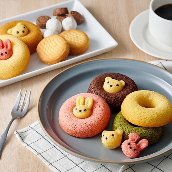 焼菓子専門工房で作る国産小麦100％の焼きドーナツ。真ん中から動物たちがひょっこり顔を出した愛嬌のある見た目は、食べるのがもったいなくなるほど。小物入れにも使えるアニマルＢＯＸでお届けします。かわいいボックスがギフトにもぴったりです。●内容...