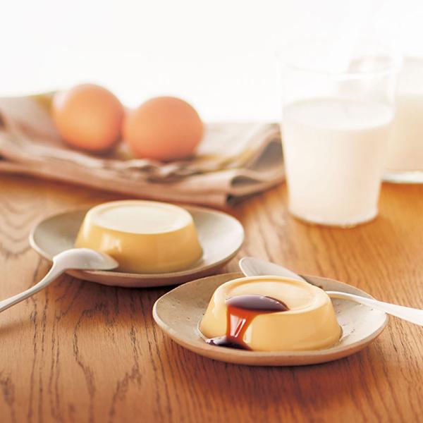 鶏や牛を育てる環境にまでこだわり、味を追求している「秋川牧園」。たまごのコクと風味を生かしたカスタードと香ばしく焦がしたカラメルのハーモニーはどこか懐かしさを感じさせる、やさしい味わいです。プリンのおいしさはなによりたまご。秋川牧園では飼料...