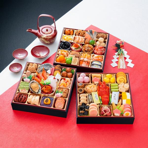 【ご予約は12/26(土) 15時まで】61品目という圧倒的な品揃えで、伝統的な和の意匠と現代的な洋の感性を融合させました。三世代が集う賑やかなお正月の主役にふさわしい、ボリュームとバラエティを兼ね備えたおせち料理です。●特定原材料：えび・...