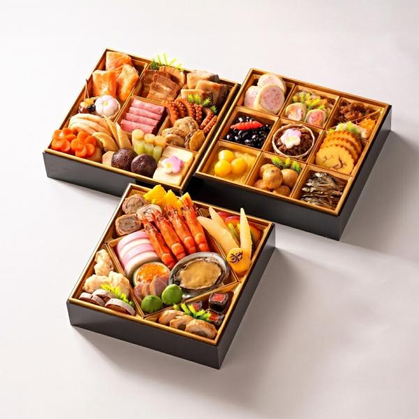 【ご予約は12/26(土) 15時まで】 創業大正十一年「なごや伝統の味」松浦商店。職人が一品一品丁寧に仕上げたおせち料理です。昔ながらの製法で煮あげた黒豆や煮物、一切れずつ丁寧に仕込んだ焼魚、手仕込みの銀鮭と八丁味噌豚角煮。新年のお祝いに...