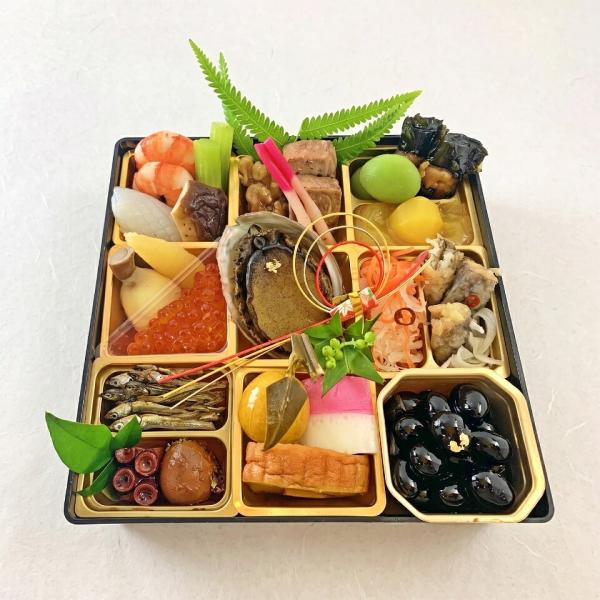 【ご予約は12/26(土) 15時まで】 三河の幸と板場のこだわり抜いたおせちです。●特定原材料：えび、くるみ、小麦、卵、乳成分●お重内寸(mm)：縦173ｘ横173ｘ高さ42●お重材質：プラスチック●温度帯：冷蔵●消費期限：2027年1月...