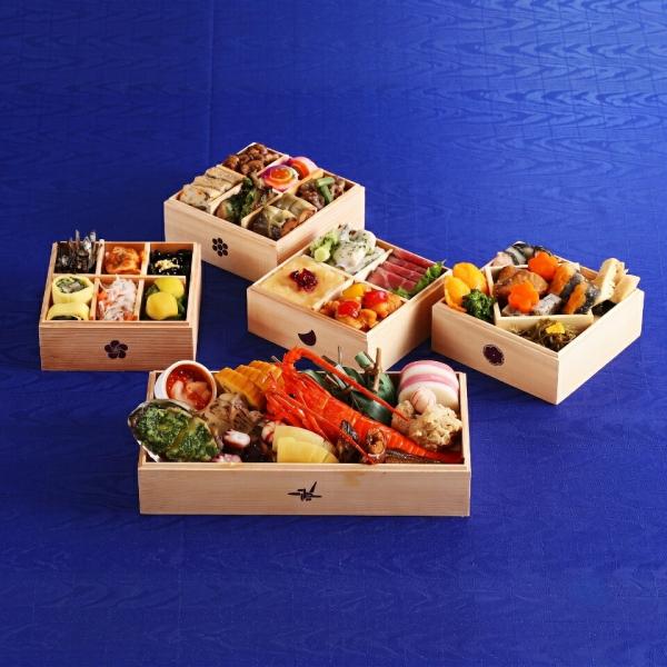 【ご予約は12/15(火) 15時まで】 三重県産の素材を織り込み、和洋彩り豊かに五つのお重に盛り付けました。創業55周年を記念し、伊勢ほうじ茶ぜんざいも添えてお届けします。新春のひとときを皆様でお楽しみください。●特定原材料：えび、くるみ...