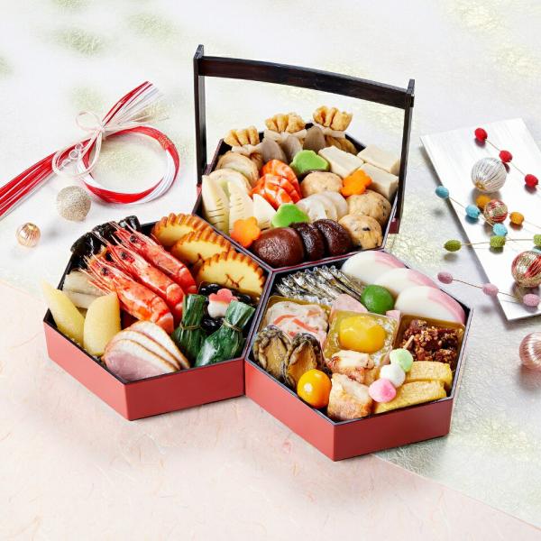 【ご予約は12/20(日) 15時まで】縁起の良い亀甲型の手桶三段重に、色とりどりの祝い料理を31品目詰合せ、少人数のご家庭でも楽しんで頂ける様仕上げました●特定原材料：小麦・卵・乳成分・えび●お重内寸(mm)：縦176ｘ横153ｘ高さ41...