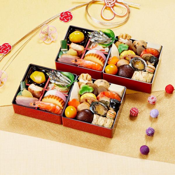 【ご予約は12/20(日) 15時まで】手のひらサイズの可愛らしい小箱。2段重を２セットのおせちです。小さいながら30品目が詰め合わせてあり、しっかりとお正月気分を味わえます。お二人で1セットずつはもちろん、来客用や贈り物にも最適な一品です...