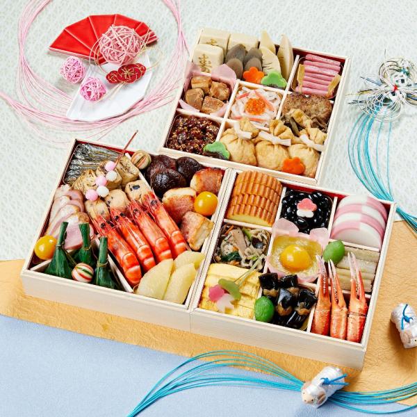 【ご予約は12/20(日) 15時まで】杉柄の三段重に、山海の美味に甘味や畜肉を加え彩り豊かに詰合せました。ご家庭でにぎやかに、楽しく囲める一品です。●特定原材料：卵・乳成分・小麦・えび・かに・くるみ●お重内寸(mm)：縦178ｘ横178ｘ...
