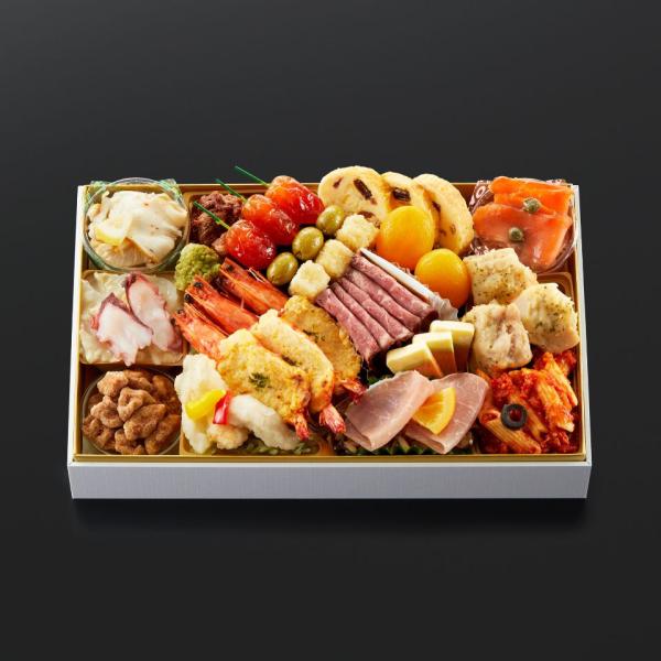 【ご予約は12/26(土) 15時まで】 魚介料理や肉料理を中心としたオードブルメニューをバリエーション豊かに盛り込みました。●特定原材料：えび・くるみ・小麦・卵・乳成分・オレンジ・牛肉・さけ・大豆・鶏肉・豚肉・りんご・ゼラチン、魚介類、（...