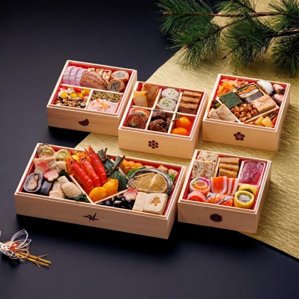 【ご予約は12/15(火) 15時まで】印の入った特徴的な5つの重箱に、「赤坂あじさい」らしい山形牛やずんだ料理など、素材を活かしうす味に仕上げた48品のお料理を華やかに盛付けました。「赤坂あじさい」は東京赤坂に店を構え、炭火焼や山形料理が...