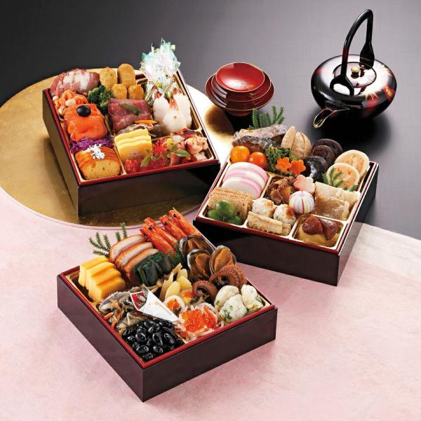 【ご予約は12/15(火) 15時まで】和・洋風の厳選した食材４９品を彩り良く盛り付けた３〜４人向けのおせち料理です。ふっくら柔らかく炊き上げた蝦夷あわび煮貝やローストビーフ、国産鶏の柚子胡椒松風など自慢の食材をお召し上がりください。●特定...