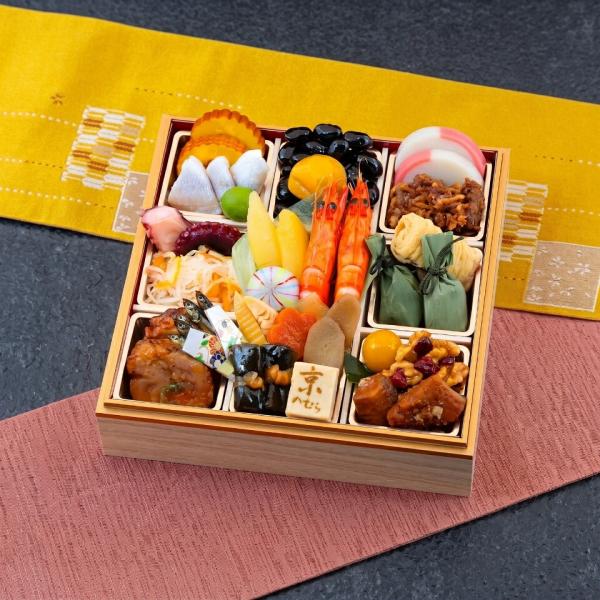【ご予約は12/26(土) 15時まで】 京都産の素材を取り入れた一段重。お客様へのおもてなし料理にも最適。●特定原材料：えび・くるみ・小麦・卵・乳成分●お重内寸(mm)：縦208ｘ横208ｘ高さ48●お重材質：紙●温度帯：冷蔵●消費期限：...