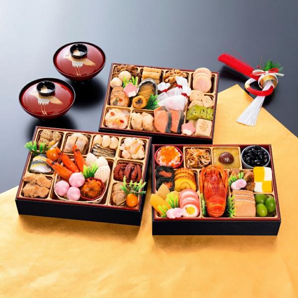 【ご予約は12/26(土) 15時まで】伝統的な和の献立をベースに、長方重ならではのゆとりある盛り付けで、視覚的な美しさと満足感を追求しました。ご家族で囲む祝宴にふさわしい、気品漂う正統派の三段重です。●特定原材料：えび・くるみ・小麦・卵・...