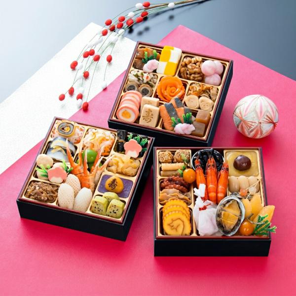 【ご予約は12/26(土) 15時まで】一の重に伝統、二の重に彩り、三の重に滋味。一段ごとに異なるテーマ性を持たせ、標準的なサイズながら43品目もの献立を凝縮しました。蓋を開けるたびに新しい驚きが広がる、新春の「食の宝箱」です。●特定原材料...