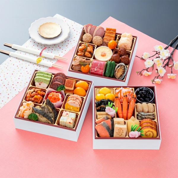 【ご予約は12/26(土) 15時まで】伝統の和の重・味わい深い洋の重・人気の中華の重と、趣の異なる三段をバランスよく組み合わせました。堂々たる和風の段、華やかで多彩な味わいの洋風の段に加え、幅広い世代に人気を誇る中華の段を合わせた三段重で...