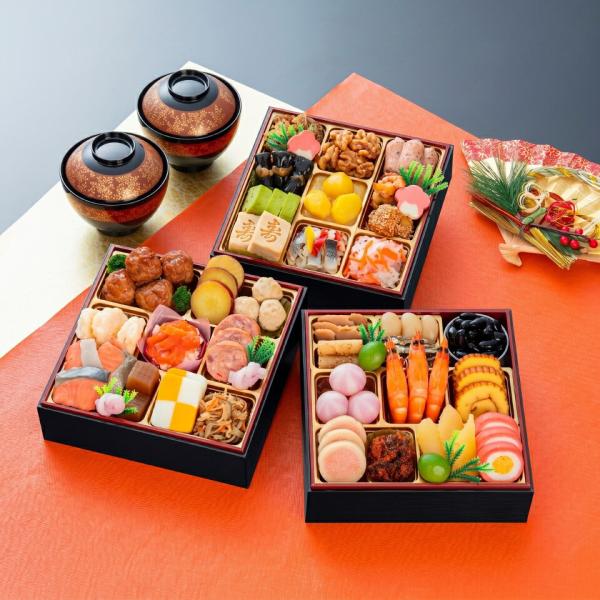 【ご予約は12/26(土) 15時まで】定番食材に加え肉惣菜なども盛り込み、バラエティー豊かに仕上げました。華やかな装いに、会話が弾むおせち料理です。こだわりの縁起食材とお子様にも人気の食材が品数豊富に並ぶ三段重で、お手軽に本格的な味をお楽...
