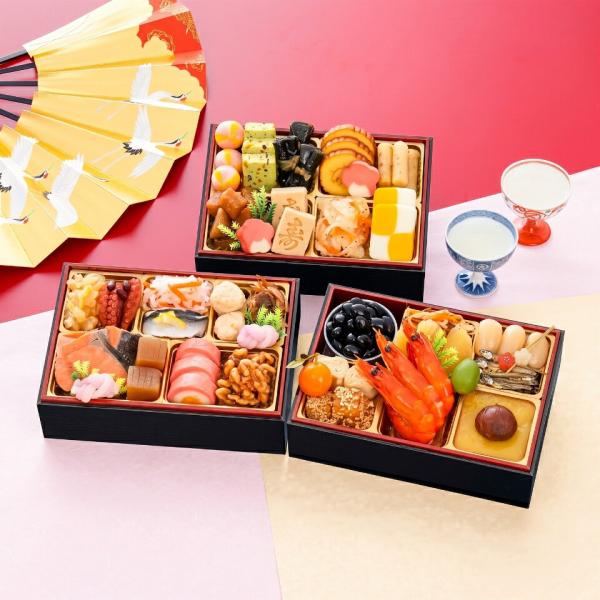 【ご予約は12/26(土) 15時まで】厳選した食材を小さな重箱に盛り込み、端麗に仕上げました。小さな重箱いっぱいに、選び抜かれた食材を盛り付けた、華麗で存在感のある三段重です。●特定原材料：えび・くるみ・小麦・卵・乳成分●お重内寸(mm)...