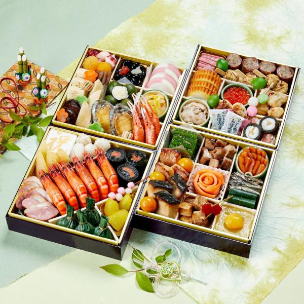 【ご予約は12/20(日) 15時まで】黒と金の四段重に52品目、食材一つ一つ拘って選び、手間暇かけて仕上げた極上の味わいを詰合せました。家族が一堂に集うお正月にふさわしい、重厚感溢れる華やかなおせちです。「ハレ」の日のおめでたさが漂う、慶...