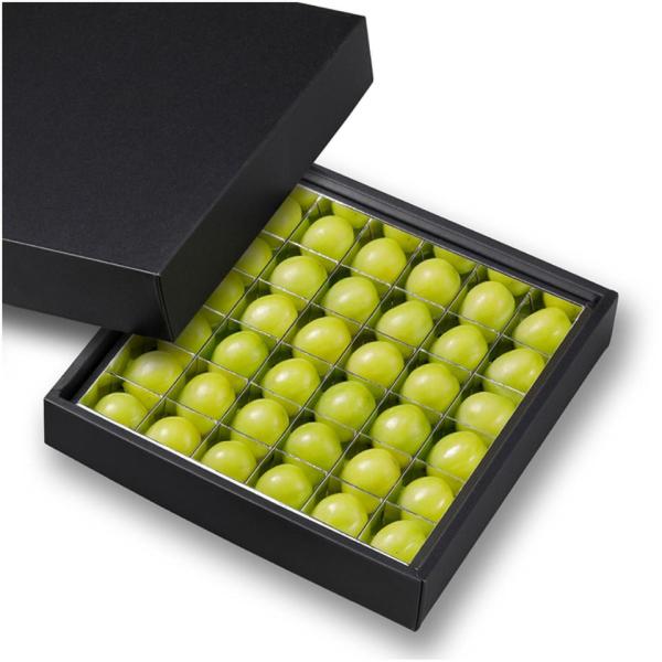 【ご予約は4/30(木) 12時まで】エメラルドグリーンに輝くシャインマスカットをジュエリーＢＯＸにお詰めしました。母の日に最適なお品です。●商品詳細シャインマスカット、３６個※サイズ指定はご容赦ください。●原料産地：岡山県●箱のサイズ(m...