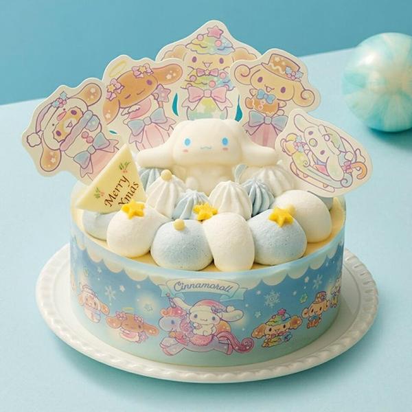 【ご予約は12/11(金) 15時まで】雲をイメージしたシナモロールカラーのクリームを絞ったクリスマスケーキです。オリジナルステッカー付。サンリオの人気キャラクター「シナモロール」は雲の上で生まれた白い子犬、長い耳で空を飛ぶ男の子です。●商...