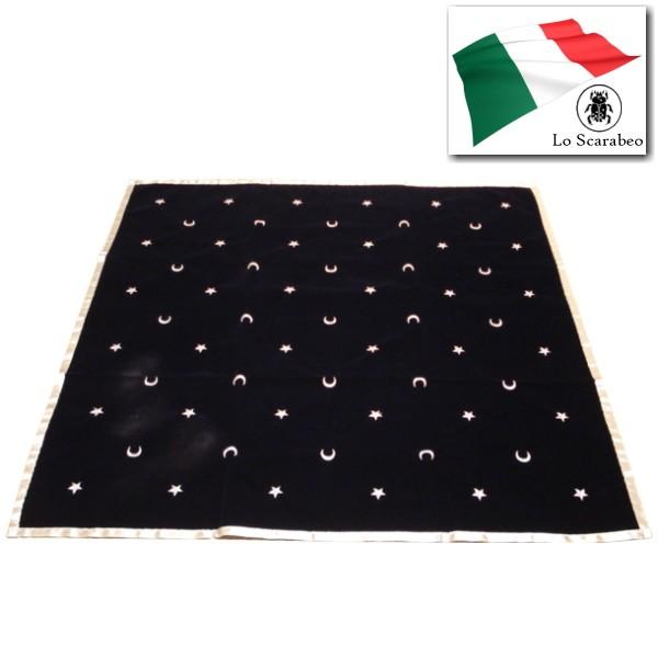 　当店１番人気のタロットクロス、ムーン＆スターです。　タロットカード占いやオラクルカードリーディングで使用するタロットクロスで、こちらは月と星が刺繍された、光沢を放つ高級感のあるベルベットに、シルバーステッチで縁取りされています。心地よい手...