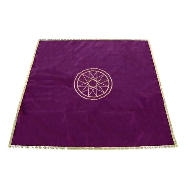 　タロットカード占いやオラクルカードリーディングで使用するタロットクロスです。こちらは占星術で言語と知性の象徴である水星を意味するマーキュリーの模様が、ゴールドの糸で刺繍された美しいベルベット製のタロットクロスで、心地よい手触りが特徴です。...