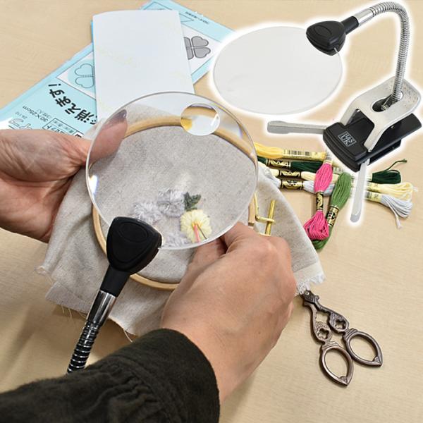 両手が使えるルーペ宅配送料無料天板に挟んで固定するか卓上においてお使いいただくことができる、自立タイプのルーペです。本や新聞を読む時、刺繍などの手芸といった細やかな作業をする時にとても役に立ちます♪レンズは2.5倍と5倍の2種の拡大率があり...