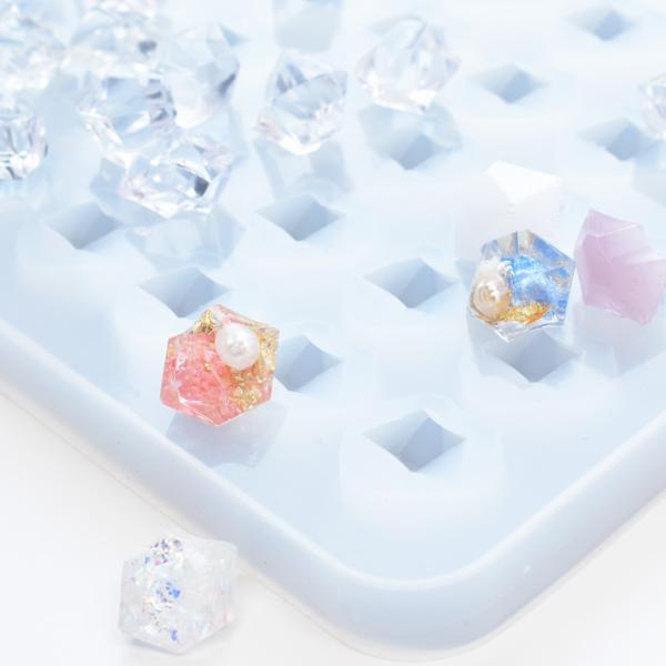 鉱石 シリコンモールド 約9×18.9×1.2cm 1シートゆうパケ4点可宝石のようなレジン作品が一度に60個できるシリコンモールド。レジン液を流し込むだけで、鉱石のような作品出来上がります。ヘアアクセやピアス・リングにおすすめです。着色剤...