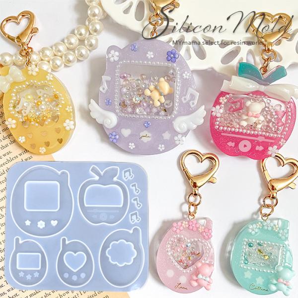 シリコンモールドたまご＆りんご型ゲーム機#ゆうパケ8点可たまご型ゲーム機とりんご型オーディオプレーヤーのシャカシャカレジンが作れるシリコンモールド。1シートで5種類楽しめます。中に封入したり外側に貼り付けたりできる小さな音符パーツも同時に作...