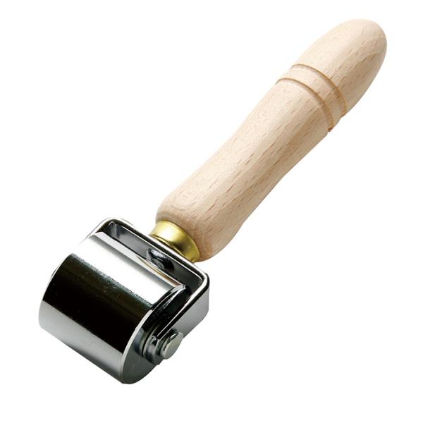 クラフト社ローラー #ゆうパケ不可接着剤で貼り合わせた箇所を圧着し固定します。ローラーが転がることで上から均等に力がかかり、強く押し付けても皮革を伸ばすことなく確実に圧着することができます。・重さがあるため、商品パッケージが大変破れやすくな...