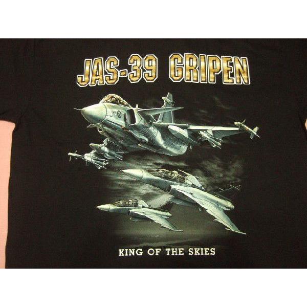 戦闘・攻撃・偵察をすべてこなすマルチロール機（多目的戦闘機）大変インパクトが有り、目を引く素晴らしいデザインのＴシャツです。夜光仕上げのＴシャツ、お部屋やお店のインテリアにも良し、着ても良しです。楽しくわくわく柄の、あざやかな色合いと魅力的...