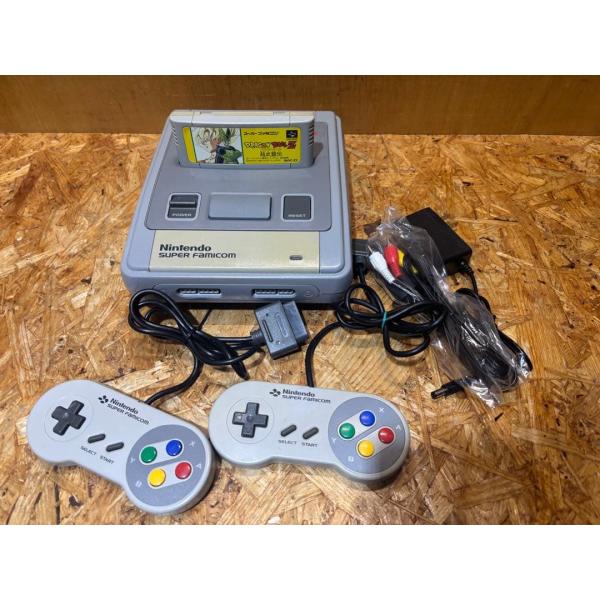 動作確認問題ありません。本体、コントローラー２個、アダプター（新品互換）、AVケーブル（新品互換）ソフトのセットです。箱、説明書はありません。本体、コントローラー分解清掃です。本体簡易塗装してあります。内部、一部コンデンサー交換してあります...