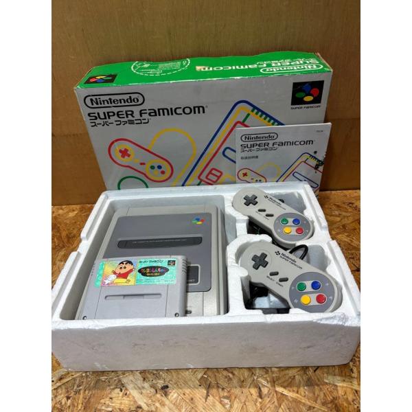 動作確認問題ありません。本体、コントローラー２個、アダプター、AVケーブル、ソフト箱、説明書、ソフトのセットです。本体、コントローラー分解清掃です。コンデンサー一部交換済みシリアル番号説明書違いますコントローラー黄ばみできる限り清掃してあり...