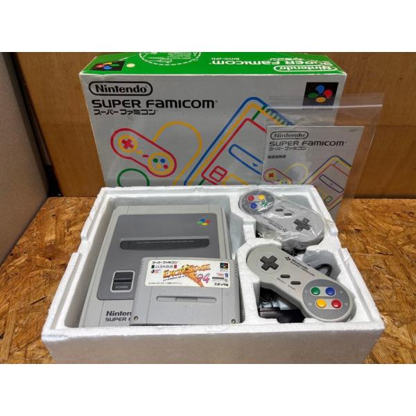 動作確認問題ありません。本体、コントローラー２個、アダプター、AVケーブル、箱、説明書、ソフトのセットです。本体、コントローラー1本分解清掃です。本体多少黄ばみあります。コントローラー1本は未使用品です。箱は多少傷みあります。