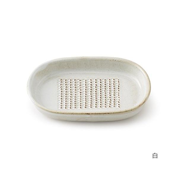 【商品概要】【商品説明】口当たりのいいおろし生姜ができる、陶製のしょうがのおろし器です。 金属製のものよりも刃が穏やかなため、生姜の繊維が切れずに残ります。 生姜の風味はそのままに薬味としても、ドレッシングや飲み物に混ぜるときも口に繊維が残...