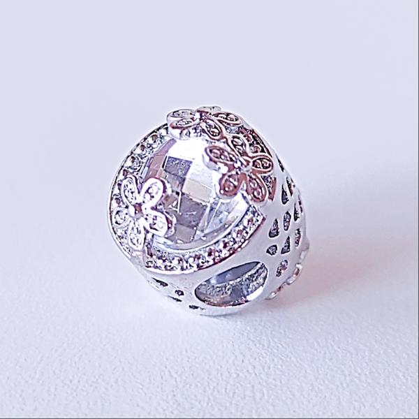 ●清楚な透明のジュエリーチャームにシルバーの花をあしらった可憐なデザインのシューレースチャームです。●コロンと丸みをおびた形がすごくかわいい♪みんなに褒められそうな特別感のあるチャーム。カジュアルなスニーカーにフェミニンさをプラスできます。...