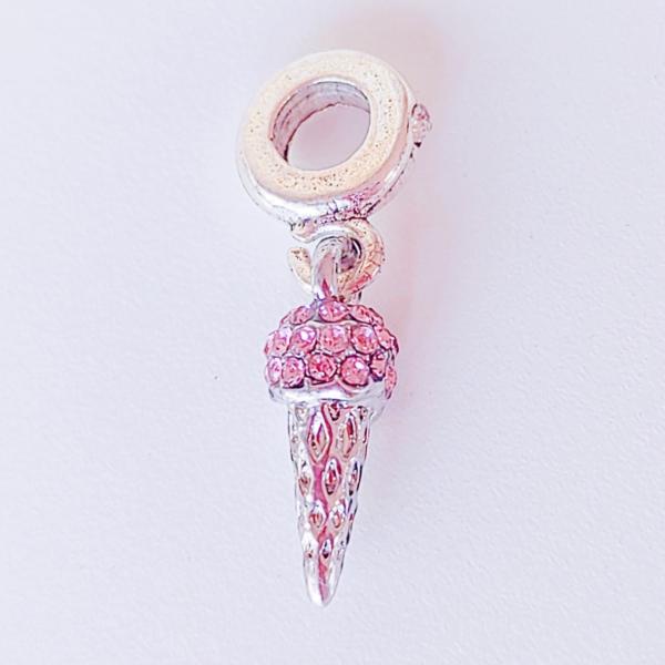 ●ピンクのアイスがのったキュートなアイスクリームコーン型のシューレースチャームです。●スニーカーの足元にポイントを♪友達にうらやましがられそうなスウィーツモチーフです。カジュアルでかわいいファッションに合いそう。●シューレースに通して付け替...