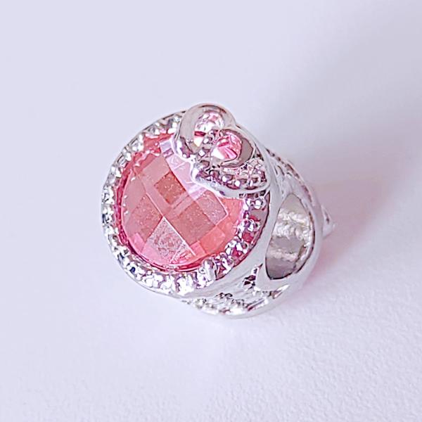 ●クリアなピンクのジュエリーチャームにシルバーのハートをあしらった可憐なデザインのシューレースチャームです。●コロンと丸みをおびた形がすごくかわいい♪みんなに褒められそうな特別感のあるチャーム。カジュアルなスニーカーにフェミニンさをプラスで...