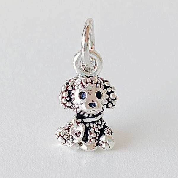 ●シルバー色の犬のモチーフが愛らしいシューレースチャームです。●わんちゃん好きにはたまらない♪遊び心があり、付けていて楽しくなる靴紐のアクセサリーです。●シューレースに通して付け替えできるので気軽にオシャレできて便利。●１個売り。片方付けで...