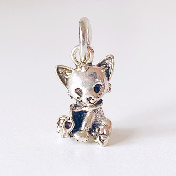 ●シルバー色の猫のモチーフが愛らしいシューレースチャームです。●ねこちゃん好きにはたまらない♪遊び心があり、付けていて楽しくなる靴紐のアクセサリーです。●シューレースに通して付け替えできるので気軽にオシャレできて便利。●１個売り。片方付けで...