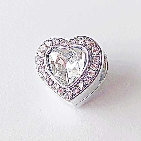 ●合わせやすい透明のハートに、ラインストーンのふちどりが華やかなシューレースチャームです。●カジュアルなスニーカーのワンポイントに♪フェミニンさと特別感を演出できます。●シューレースに通して付け替えできるので気軽にオシャレできて便利。●１個...