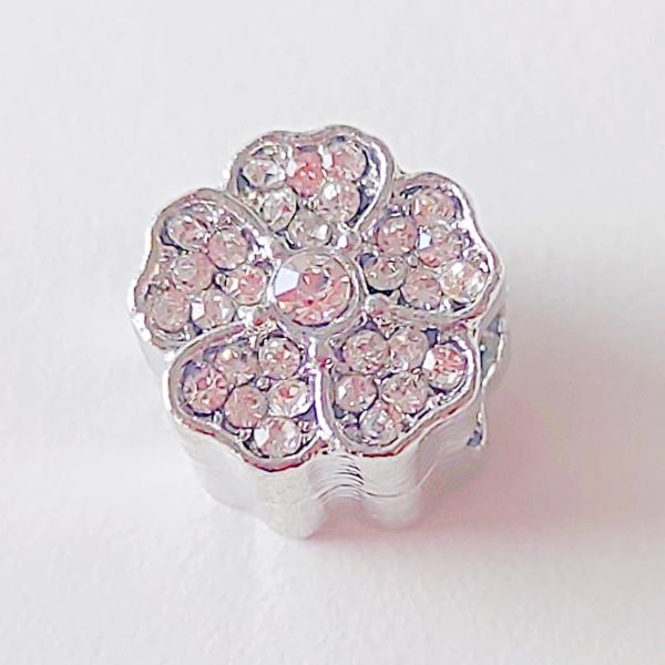 ●透明のラインストーンをはめこんだ花のモチーフのシューレースチャームです。●表裏両方にラインストーン付き。●清楚でエレガント、ゴージャスな印象もつくれる特別感のあるチャーム。カジュアルなスニーカーにフェミニンさをプラスできます。●靴紐に通し...