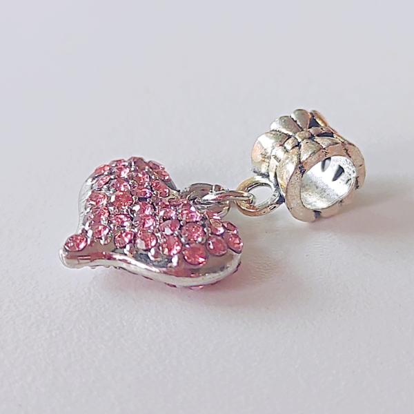 ●ピンクのラインストーンをはめ込んだハートシェイプのシューレースチャーム?●表裏両方にラインストーン付き。●かわいくて華やかで、靴紐に1つつけると気分も変わり楽しいですよ?　スニーカーファッションをランクアップさせて。取付部分のシルバーのデ...