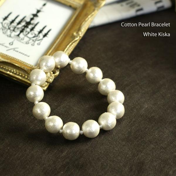 ■12mmコットンパールブレスレット軽くて着けやすいコットンパール　いろんなブレスレットと合わせると様々な表情を魅せてくれます。シンプルなブレスレットは活躍の場も多い　ホワイトとキスカの2カラーコットンパールとの間にビーズを入れる事でコット...