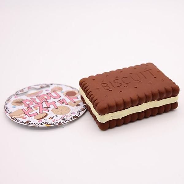 商品説明ビスケットの形をした可愛らしいペット用おもちゃです。噛んだりするとプープーと音が鳴り、ワンちゃんの興味をそそります。