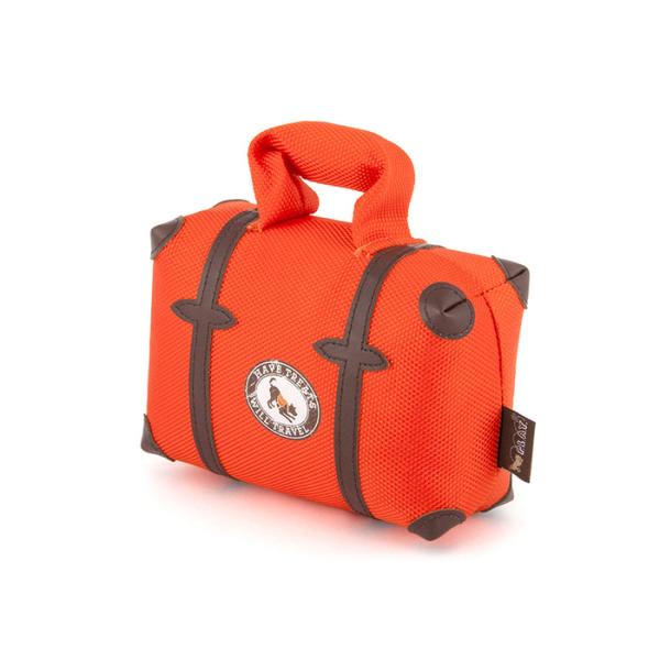 世界を旅するワンちゃんへ　P.L.A.Y.（プレイ）のプラッシュトイ「Globetrotter（グローブトロッター）」を持って、世界旅行へ出発。パスポートも準備されているのでご心配なく！