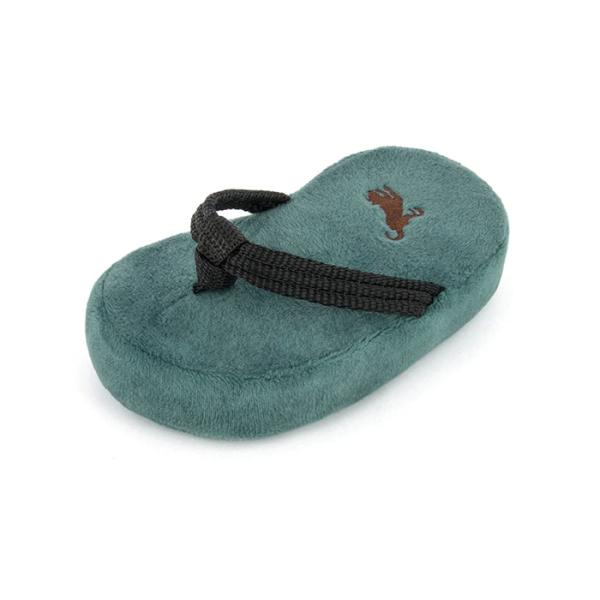 世界を旅するワンちゃんへ　P.L.A.Y.（プレイ）のプラッシュトイ「Globetrotter（グローブトロッター）」を持って、世界旅行へ出発。パスポートも準備されているのでご心配なく！