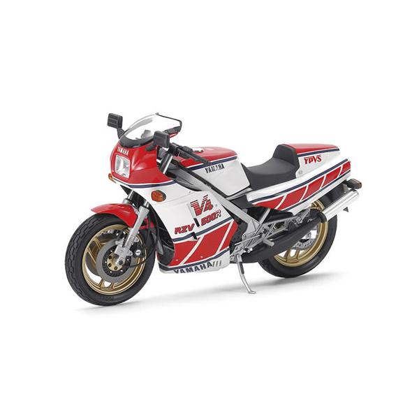 【 模型要目 】・1983年の東京モーターショーにデビューし、水冷2ストロークV型4気筒500ccエンジンという、ヤマハのGPレーサーYZR500と同様のメカを持ったバイクとして話題を集めたRZV500Rのプラスチックモデル組み立てキットで...