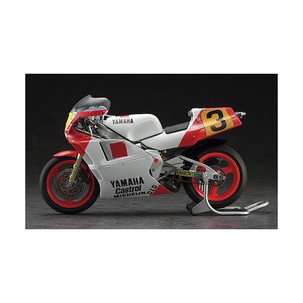 1988年のWGP500で、エディ・ローソンを3度目のワールドチャンピオンへと導いた「ヤマハYZR500」をキット化。フレームの高剛性化「への字」型スイングアーム採用など着実に進化をとげた'88年モデル0W98を、実車取材をもとに徹底再現。...