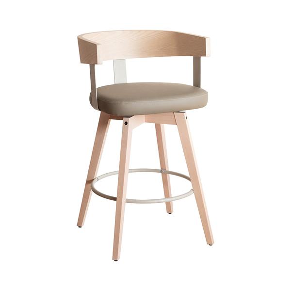 木目が美しい曲げ木フレームが特徴のスタイリッシュなバーチェア『Satio（サティオ）』。ゆったり座れる座面設計とリラックスできる背もたれ付きで快適。足置きと360度回転で立ち座りもラクラクです。カラーはホワイト×グレー、ナチュラル×アイボリ...