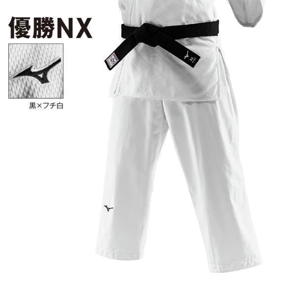 優勝NX優勝TOPに使用されている設計を採用し、公認柔道衣の着心地に近づけています。■優勝シリーズ（警察学校・高校生・中学生・小学生）■選手用■IJF主催国際大会・全柔連主催指定大会使用可■パンツ：綾織地　綿65％　ポリエステル35％■生地...